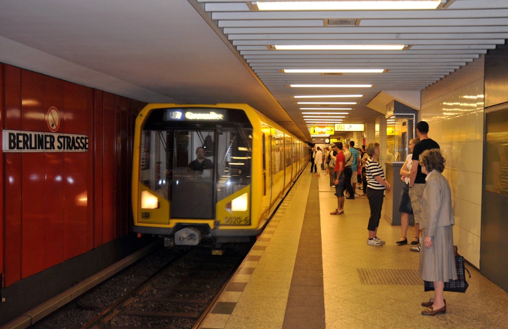 U-Bahnhof Berliner Straße: Frau stürzt ins Gleisbett und wird von U-Bahn der BVG erfasst