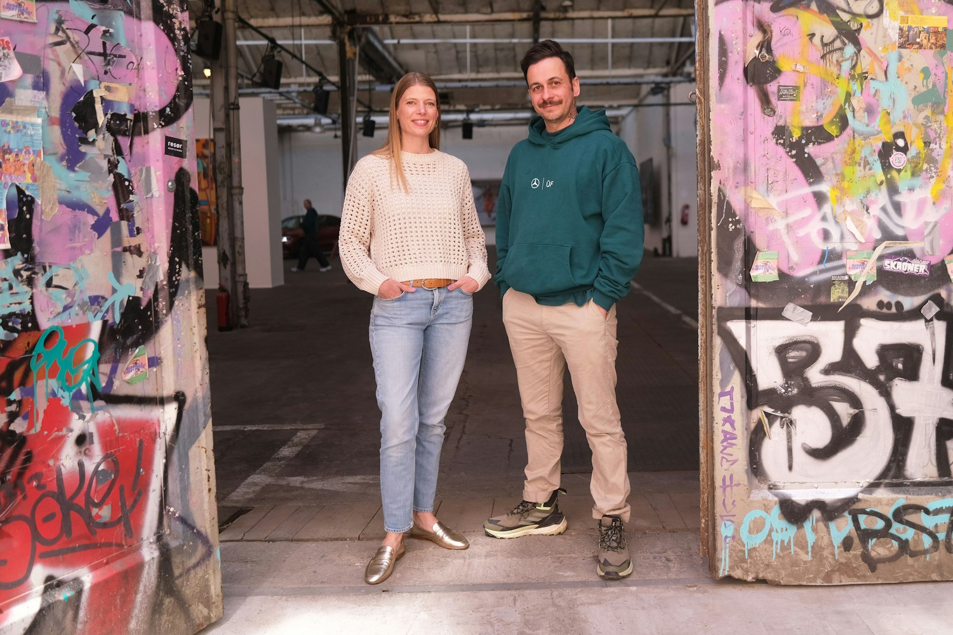 Die rote Riesin hat es auf einen Mercedes in Berlin-Kreuzberg abgesehen