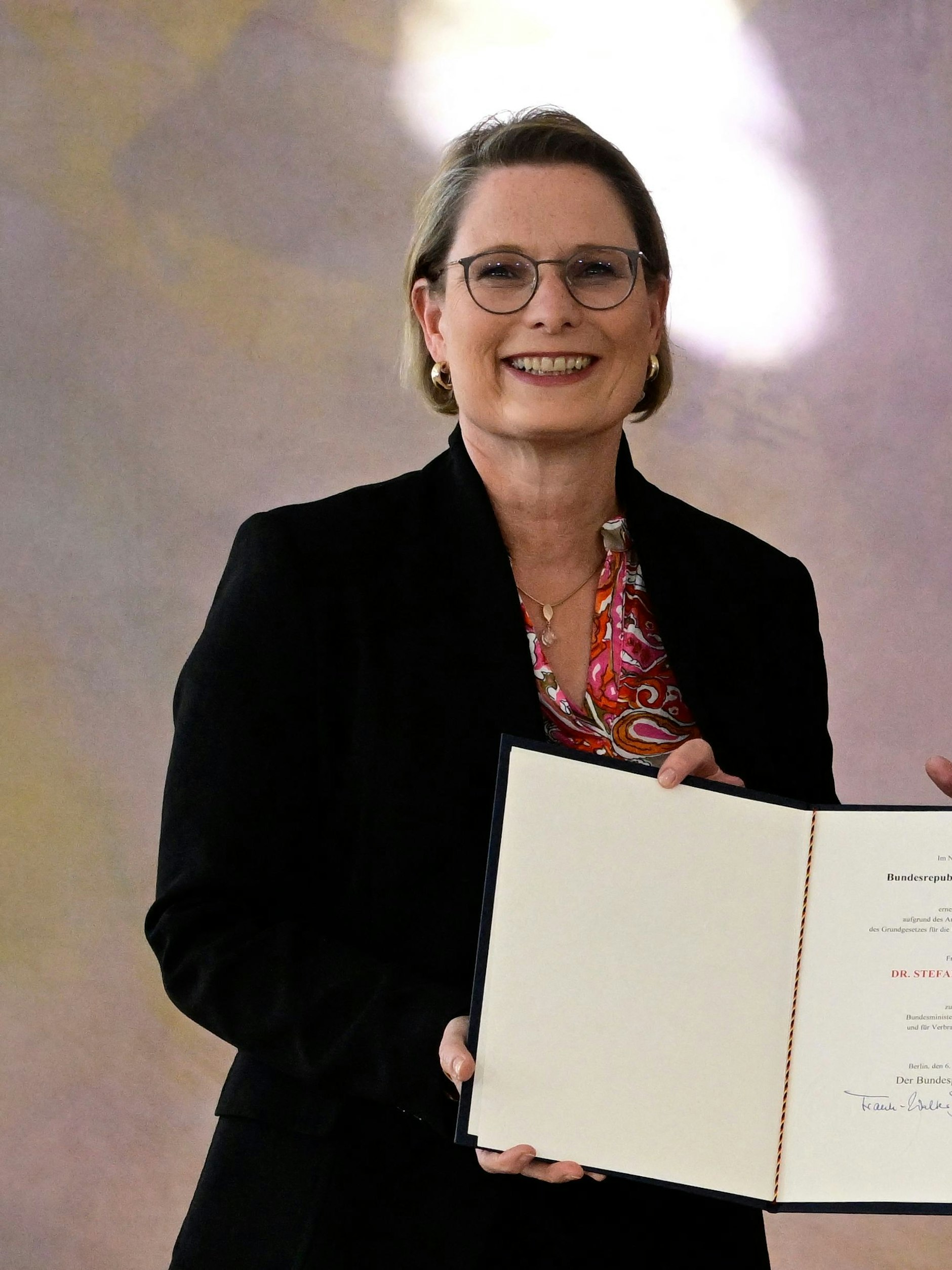 Neue Regierung in der Stilkritik: So schneiden Merz, Klingbeil und Co ...