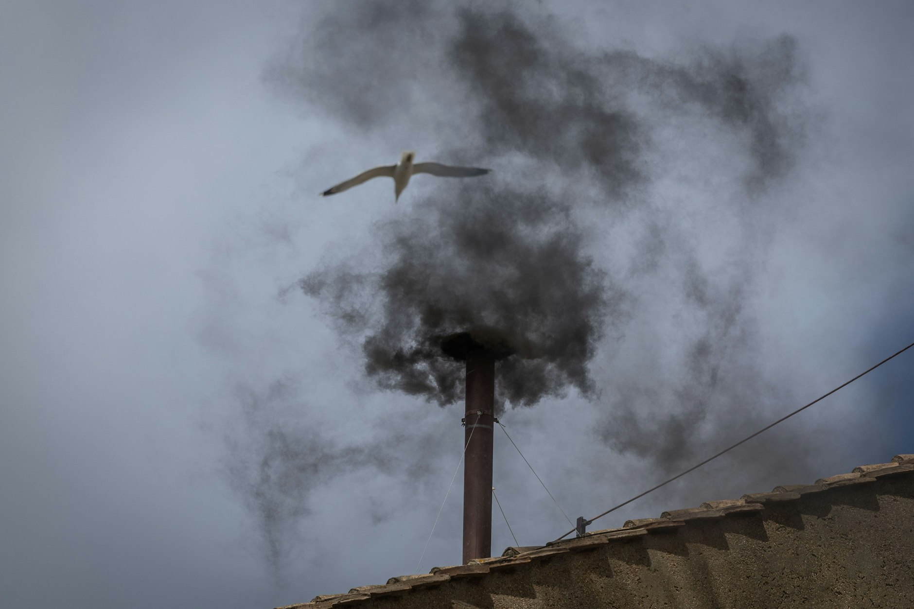 Erneut schwarzer Rauch: Konklave zur Wahl des neuen Papstes geht weiter ...