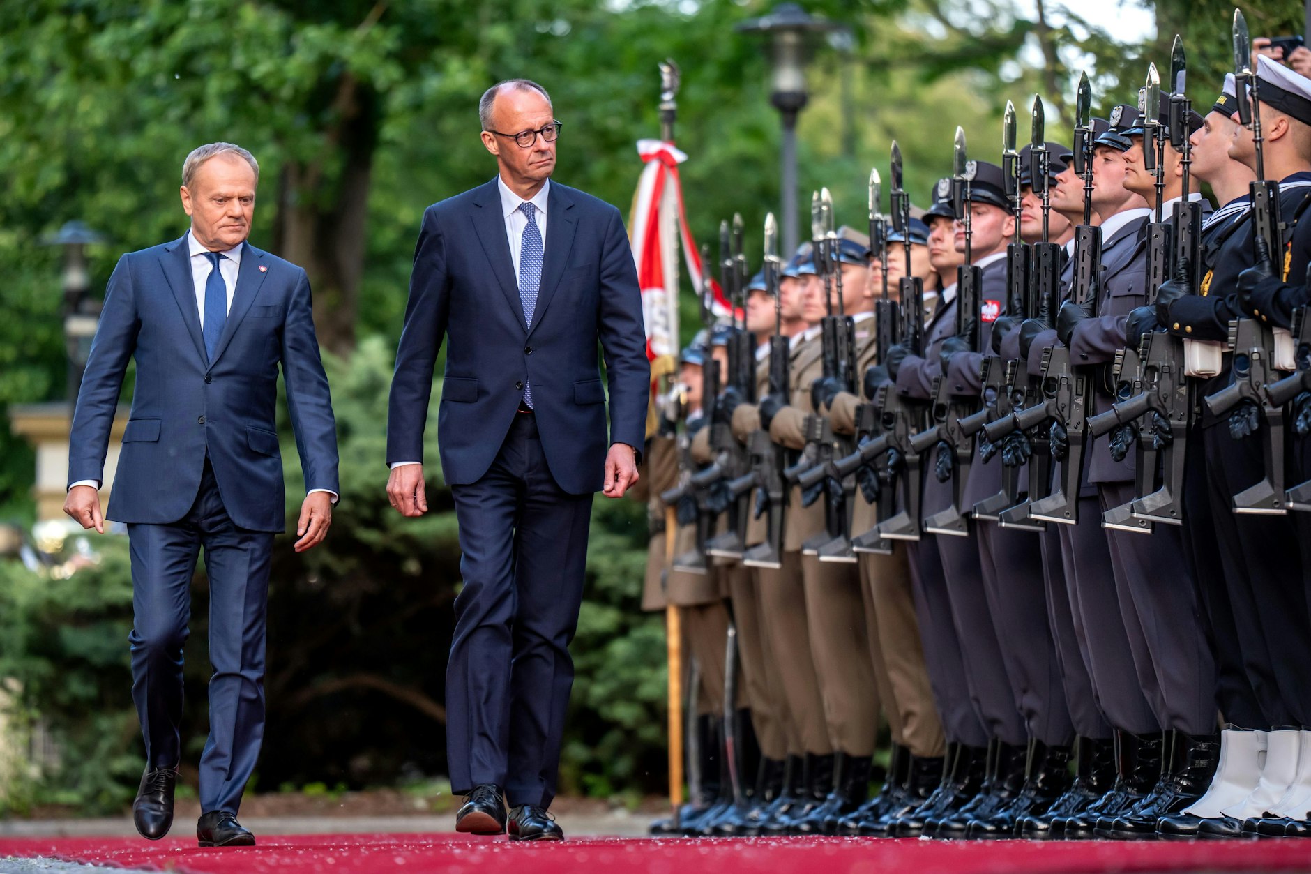 Migration: Friedrich Merz und Donald Tusk veranstalten eine Show an den ...