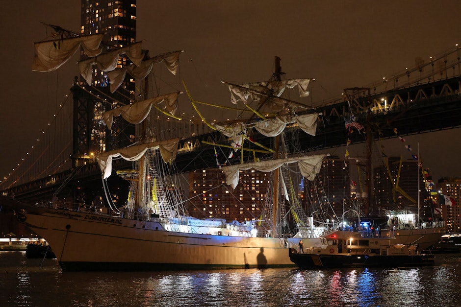 Zwei Tote! Segel-Schulschiff kracht in berühmte Brücke in New York