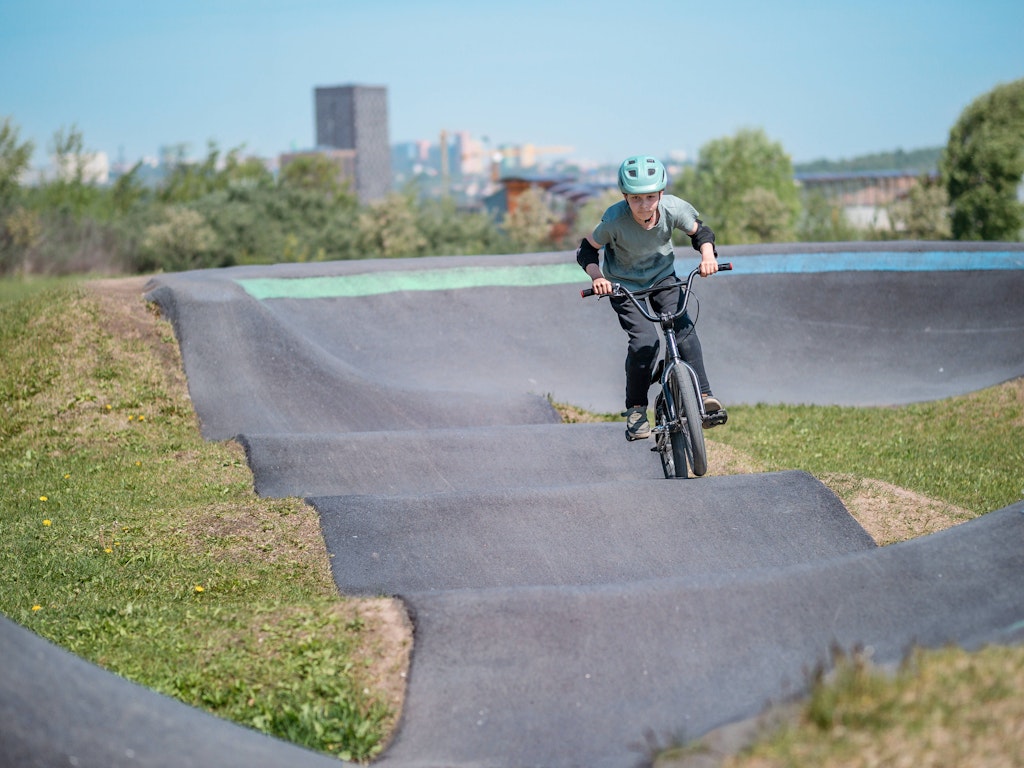 Neukölln eröffnet ersten Pumptrack-Spielplatz für BMX, Inliner und Skateboard
