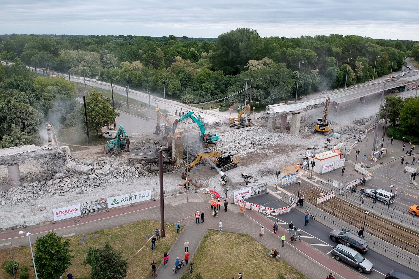Dann machte es rumms: Wuhlheide-Brücke ist nur noch ein Trümmerhaufen