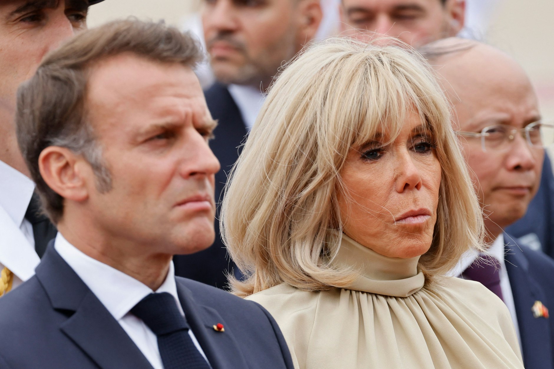 Brigitte Macron schubst Emmanuel bei Ankunft – Élysée reagiert auf Video