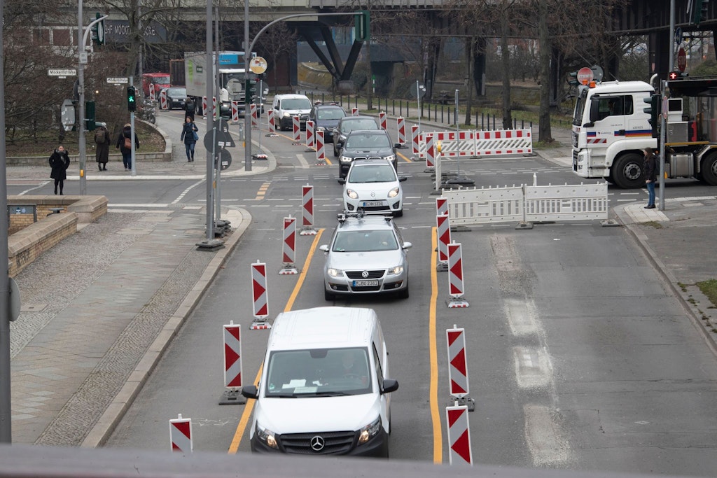 Schwerer Unfall am Halleschen Ufer in Kreuzberg: Verletzte