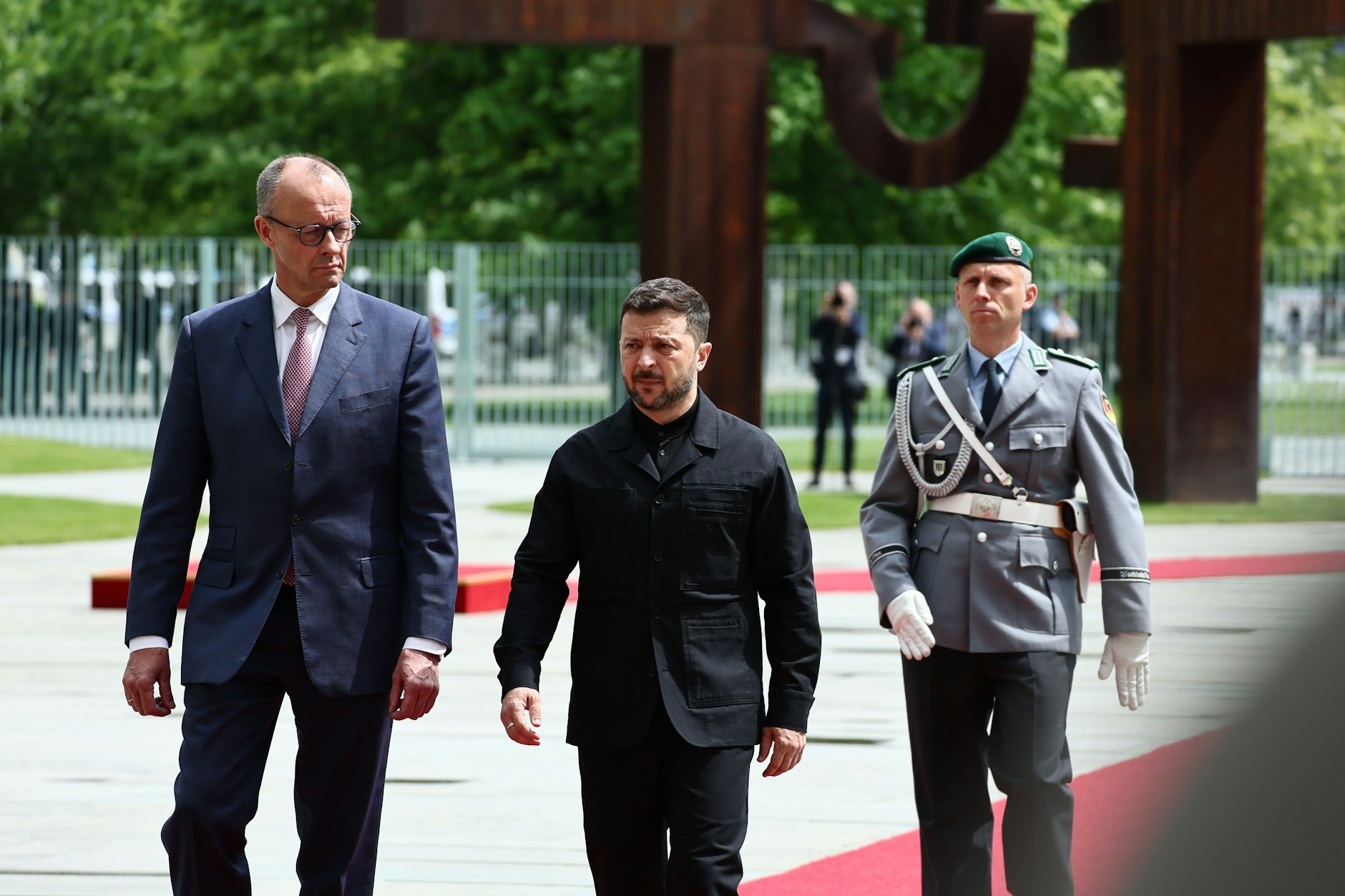 Selenskyj in Berlin: Merz sagt Waffenhilfe zu – Russland wirft Deutschland Kriegstreiberei vor