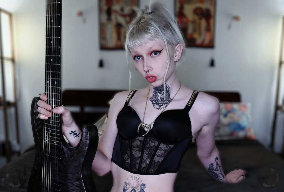 Till Lindemanns neue Gitarristin Dani Sophia: So schreddert sie einen Hit von Britney Spears