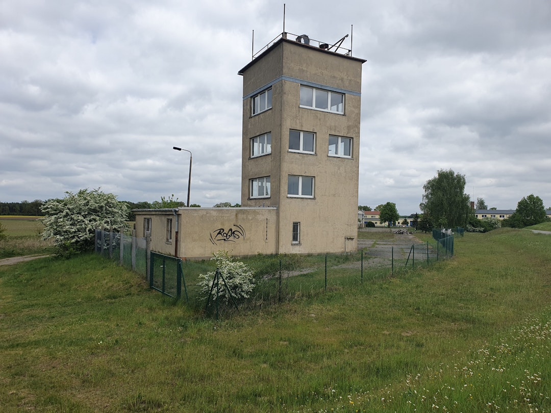 DDR-Geschichte unterm Hammer – Grenzwachturm wird in Berlin versteigert