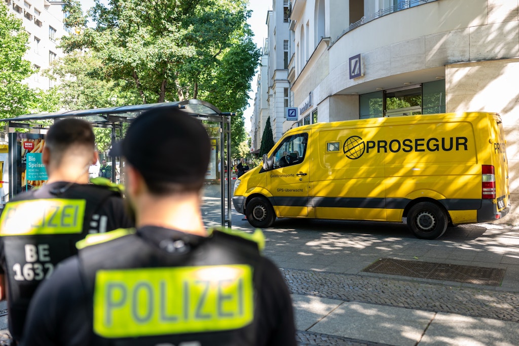 Überfall auf Geldtransporter am Kurfürstendamm: Schüsse fallen, Täter flüchten