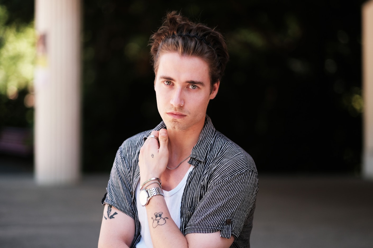 Simon David Dressler rechnet mit Militarisierung ab: „Die Medien verharmlosen den Krieg“