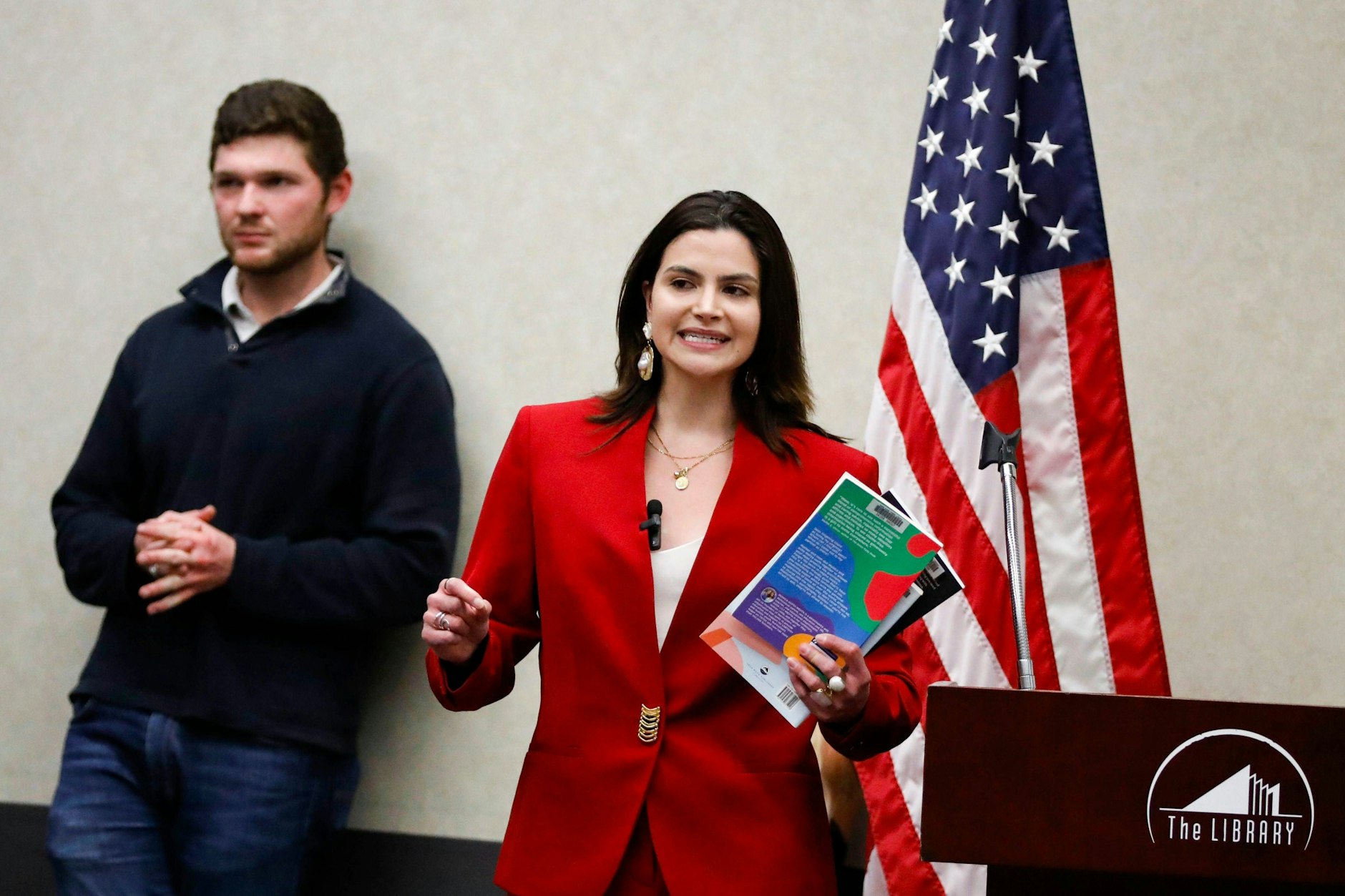 US-Republikanerin Valentina Gomez verbrennt Koran mit Flammenwerfer ...